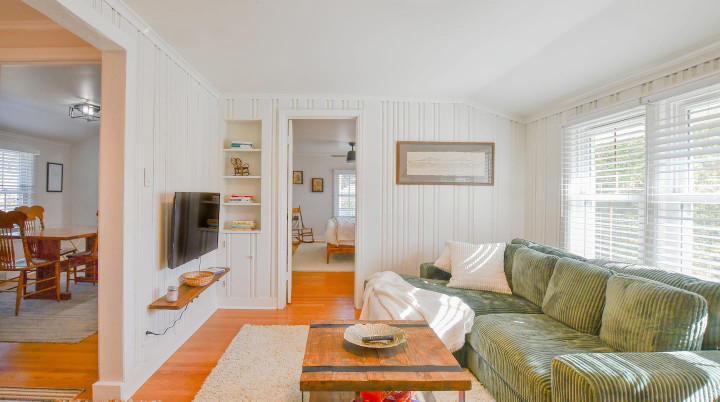 Cozy 1870s Retreat, Modern Touch - Wisconsin