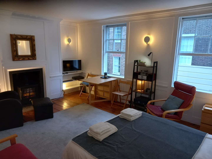 Large Bright Soho Studio Flat With Large Terrace - King's Cross station - London