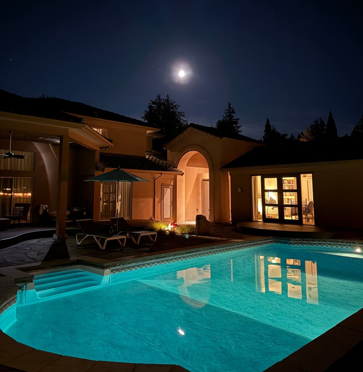 Tranquil Poolside Studio - Surrey