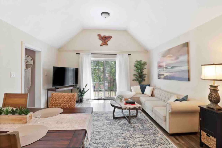 The Treehouse Bungalow- Quaint And Cozy Getaway! - Michigan City, IN