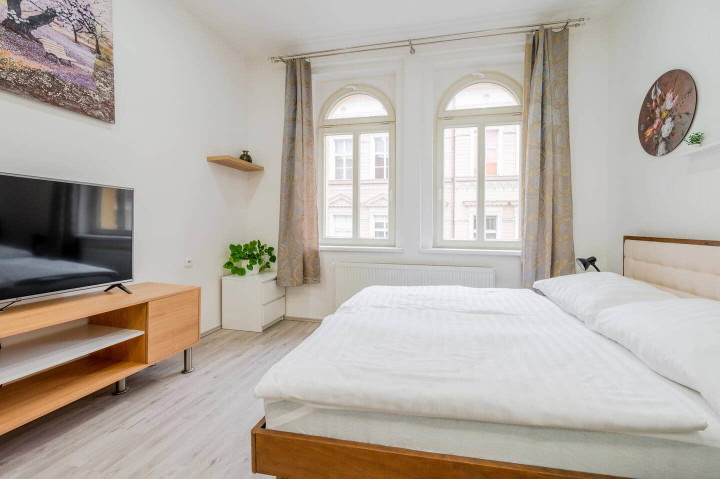 Sleep & Explore: Prague 3 ŽIžkov Studio - Prague