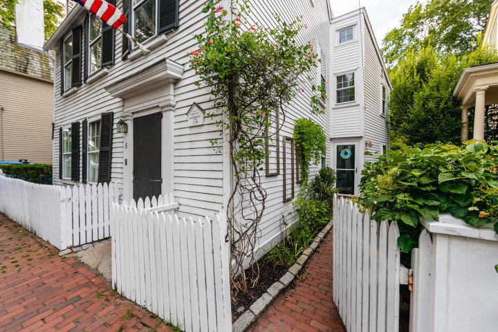 2br Apartment - Rooftops Of Historic Salem! - Salem, MA