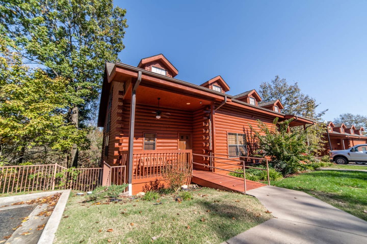 Walk-in Log Cabin With Fireplace & Screened-in Balcony - Heart Of Branson - Misuri