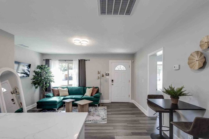 South Tampa 3/2 W/backyard | Sleeps 10! - Tampa Bay, FL