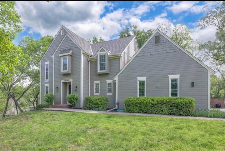Huge One Bedroom Apartment In 66085! - Belton, MO