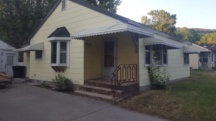 Small, Cheerful 2 Bedroom Home, Quiet Neighborhood. Close To Downtown, Hospitals And Msu-b. Fenced In Yard. Free Parking In Driveway And Street. - Billings, MT