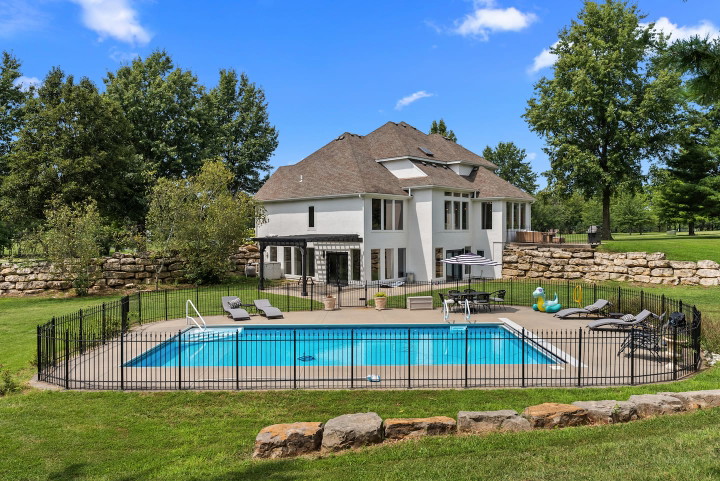 Stay At Whispering Pines - Kansas City, MO