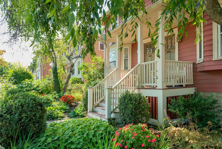 Sunny Huron Village Apt. W/ Terrace - Somerville, MA