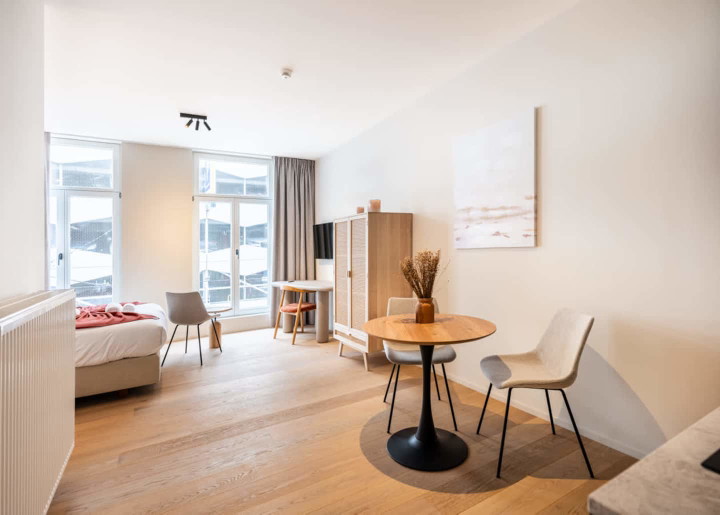 Light-filled Studio W/ Workspace - Gent