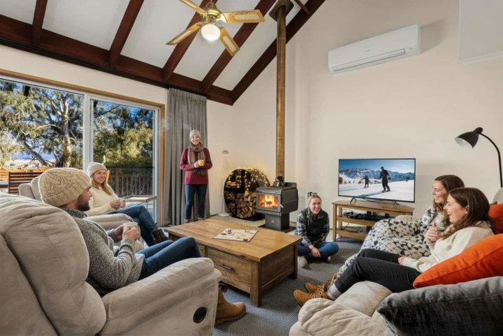 Mogul -On The Lake At East Jindabyne - Jindabyne