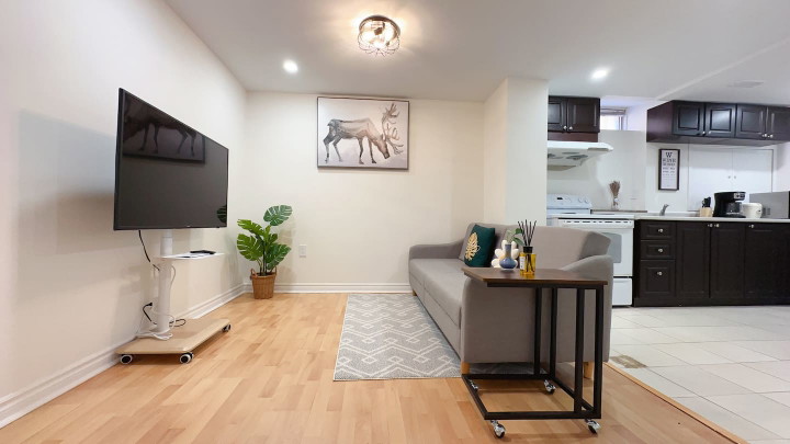Beautiful Cozy Private Entry Basement Apartment - Toronto