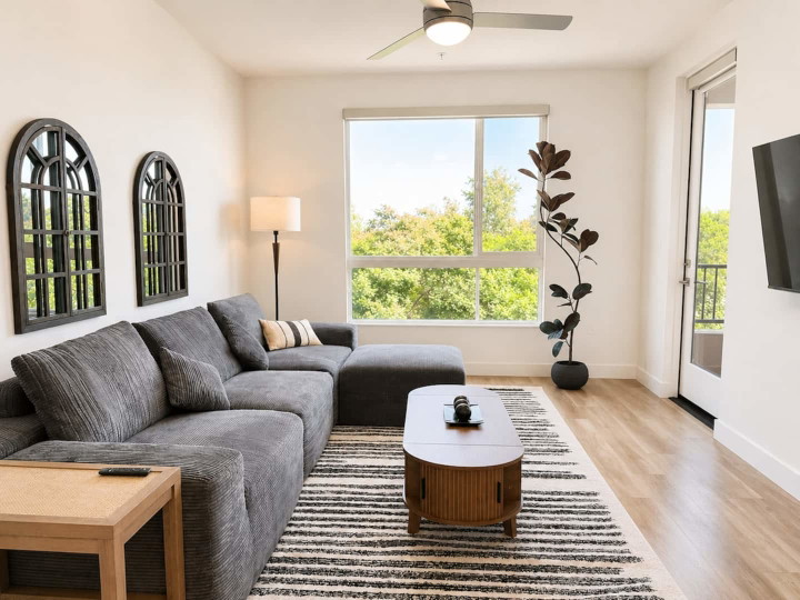 Modern Apartment W/ Pool, Gym & Near Disneyland - Irvine, CA