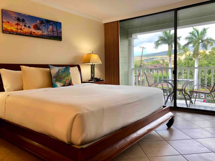 Lahaina Studio: Beachfront, Mountain View, Hot Tub - Lahaina, HI
