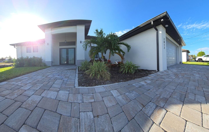 Radiant Luxury Retreat: Serene Outdoor Space! - Cape Coral, FL