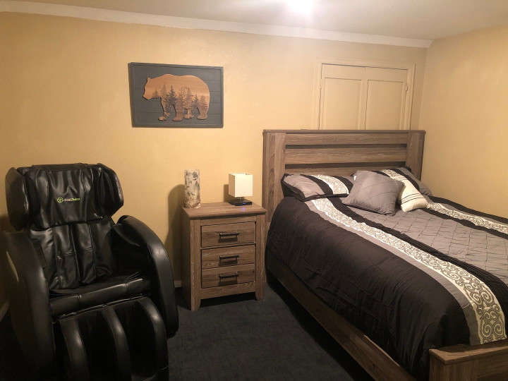 Basement Apt. W/yard And Full Body Massage Chair - Lakewood