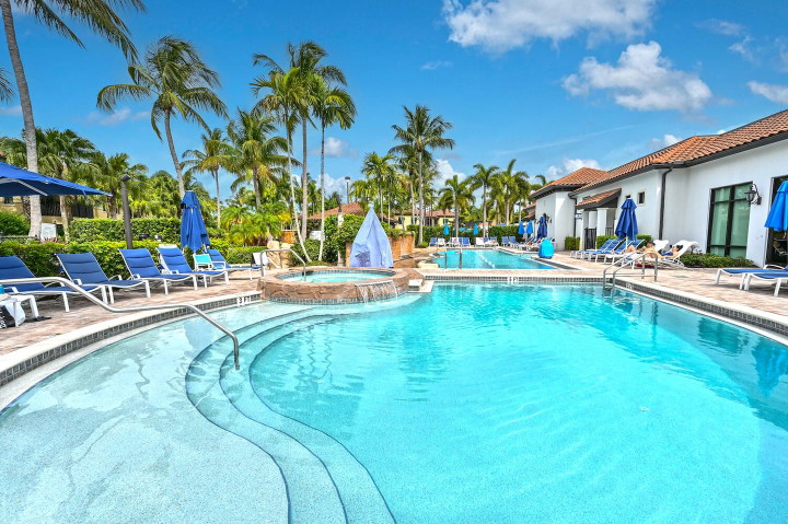 Luxury Resort Condo Walk To Beach & 5th Ave - Naples, FL