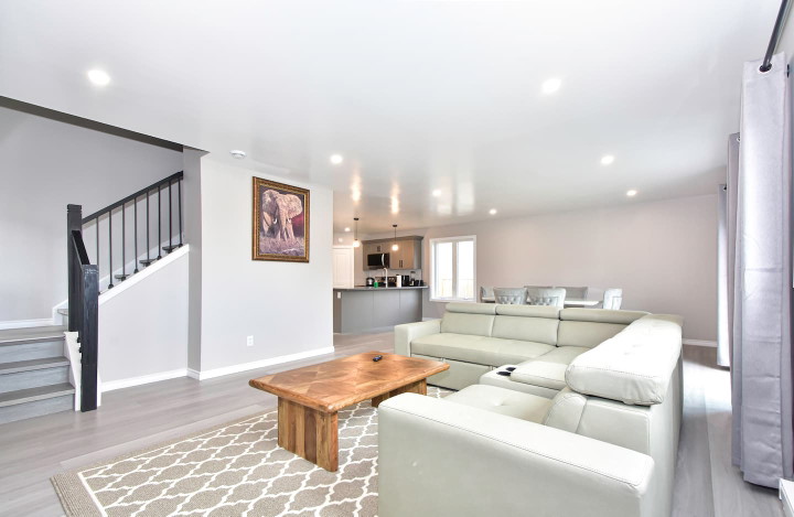Elegant 3 Bedrooms 2 Bathrooms + Private Backyard - Woodstock