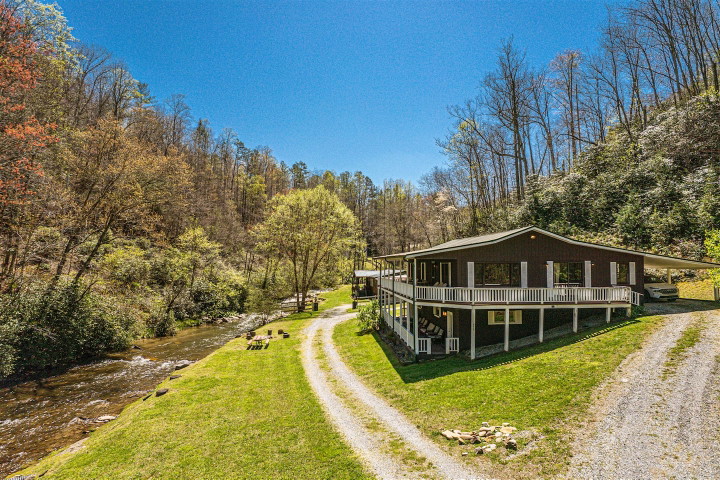 Paradise Valley Lodge | Creekside W/ Game Room - Bryson City, NC