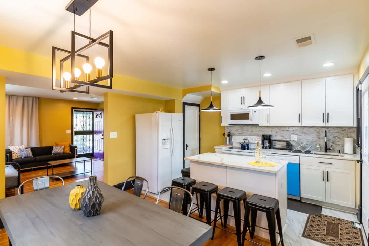 Spacious Charming Dc Row House + Free Parking-sleeps 17 Guests - Clinton, MD