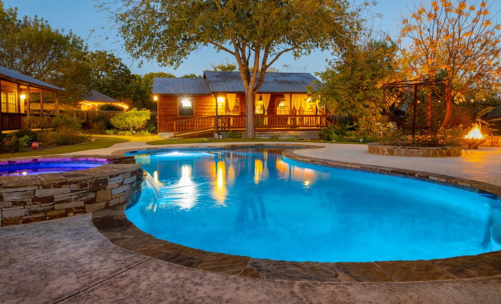 The 1906 Estate's Cozy Poolside Cabin - Comfort, TX