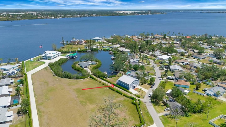 Waterfront With Ocean Access In Bradenton - Bradenton, FL