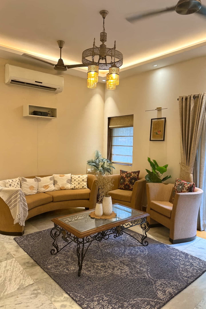 3bdr Triplex With Home Theater & Tropical Vibes - New Delhi