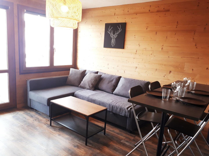Newly Renovated Apartment, Large Balcony. - 띠니으