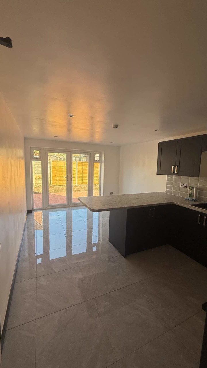 Spacious Luxury Home For Long-term Rent In Surrey - Redhill