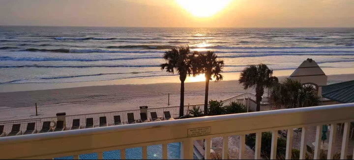 A Breathtaking Oceanfront Studio W/ A Pvt Balcony. - Florida