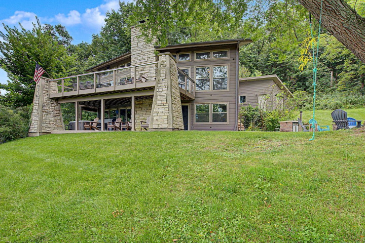 Modern Home W/amazing Views, Hot Tub, Game Room - Galena, IL