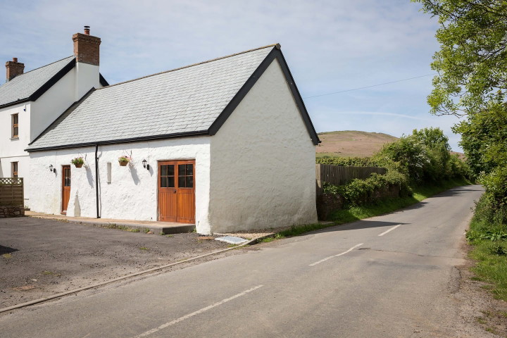 Broadway Farm Holiday Barn With Hot Tub - Burry Port