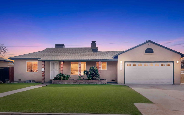 Entire Home! 5 Beds 1bath-backyard-wi-fi & Netflix - Bakersfield, CA