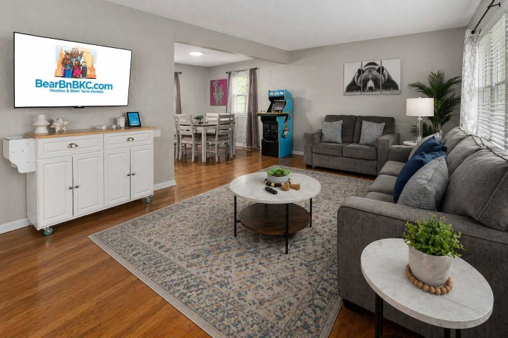 Spacious Home W/ 6 King Beds, Arcades & Bbq! - Overland Park, KS