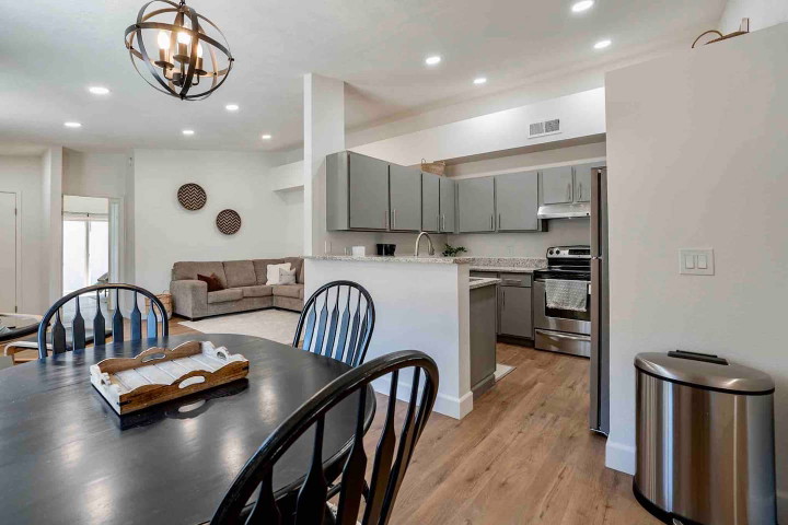 Sunny 3 Bed, 2 Bath, Community Pool. - Mesa, AZ