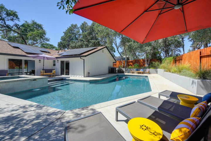 Modern Farmhouse Willowhousesaltwaterpool - Rocklin, CA