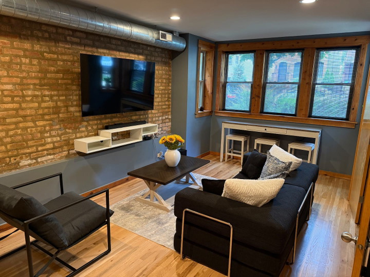 Stunning Condo In Central Location - Skokie