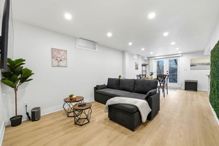 Grass Wall Suite | Sleeps 4 | Wi-fi + Espresso - Vaughan