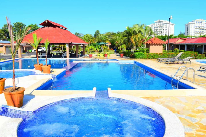 Villa -Jacó -A/c -2 Hab. -Jacuzzi -A Pasos Del Mar - Jaco