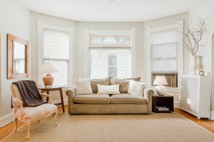 Charming, Sunny Apartment With Backyard Garden - Wilmette, IL