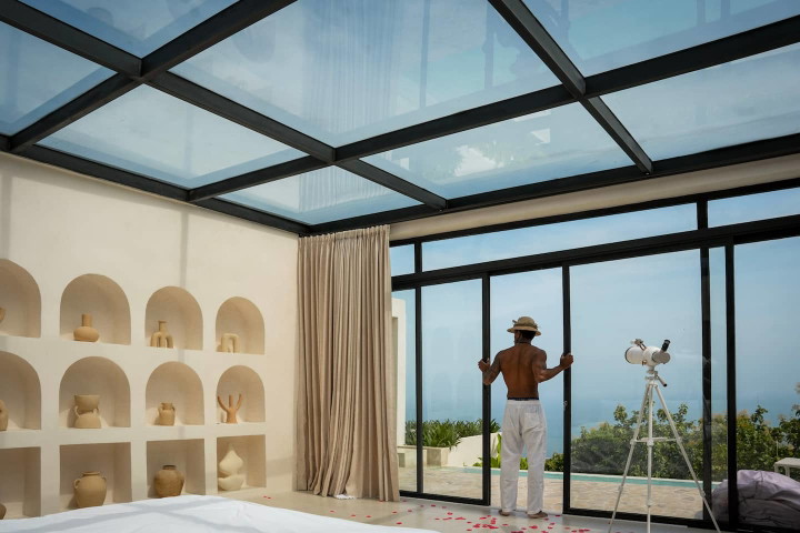 Glass Ceiling Bedroom Infinity Pool Ocean Views - Indonesien
