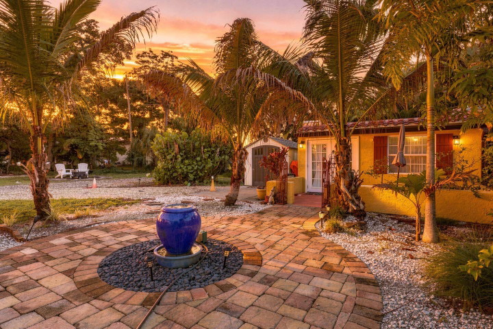 Valencia Terrace Retreat - Fort Myers, FL