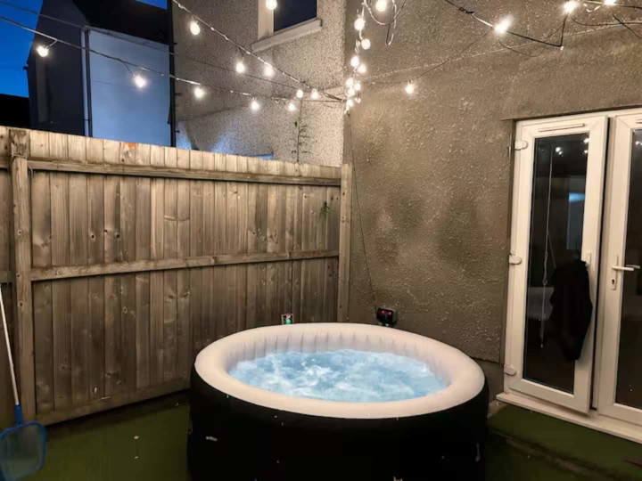 Cosy Hideaway With Hot Tub & Private Garden - 