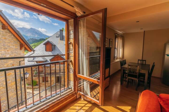 Pirenaica. Escarrilla, In Front Of The Pool - Formigal