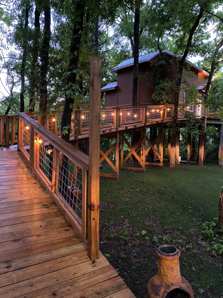 Coach's Quarters On A Creek - A Night In The Trees - Waco, TX