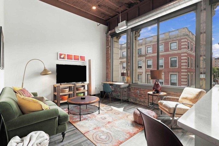 Luxe World Loft  Secured Parking, Queen Bed, Desk - Rochester