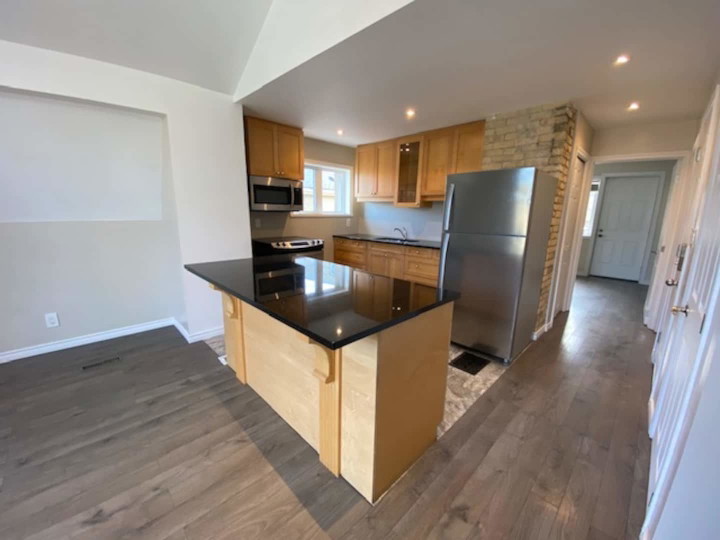 Bright 1 Bedroom Downtown With Parking - London, Ontario