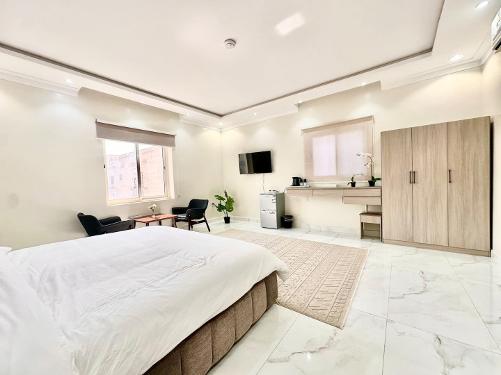 Room 4 | 1 King Bed | Al Munawarah Suites - Medina