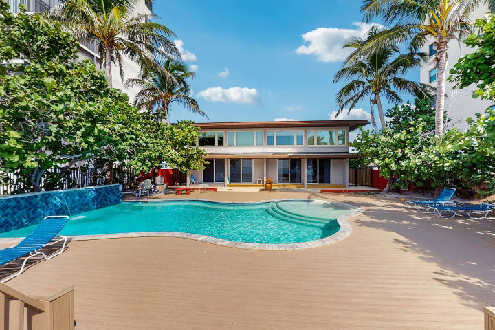 Beachfront Condo With Pool And Island Vibes - Redington Beach