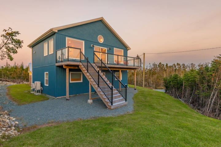 High Tide Cottage Near Martinique Beach - Nova Scotia