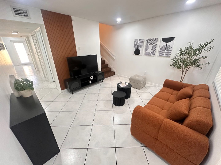 Modern Miami 2br | Pool Parking Fast Wifi - Westchester, FL